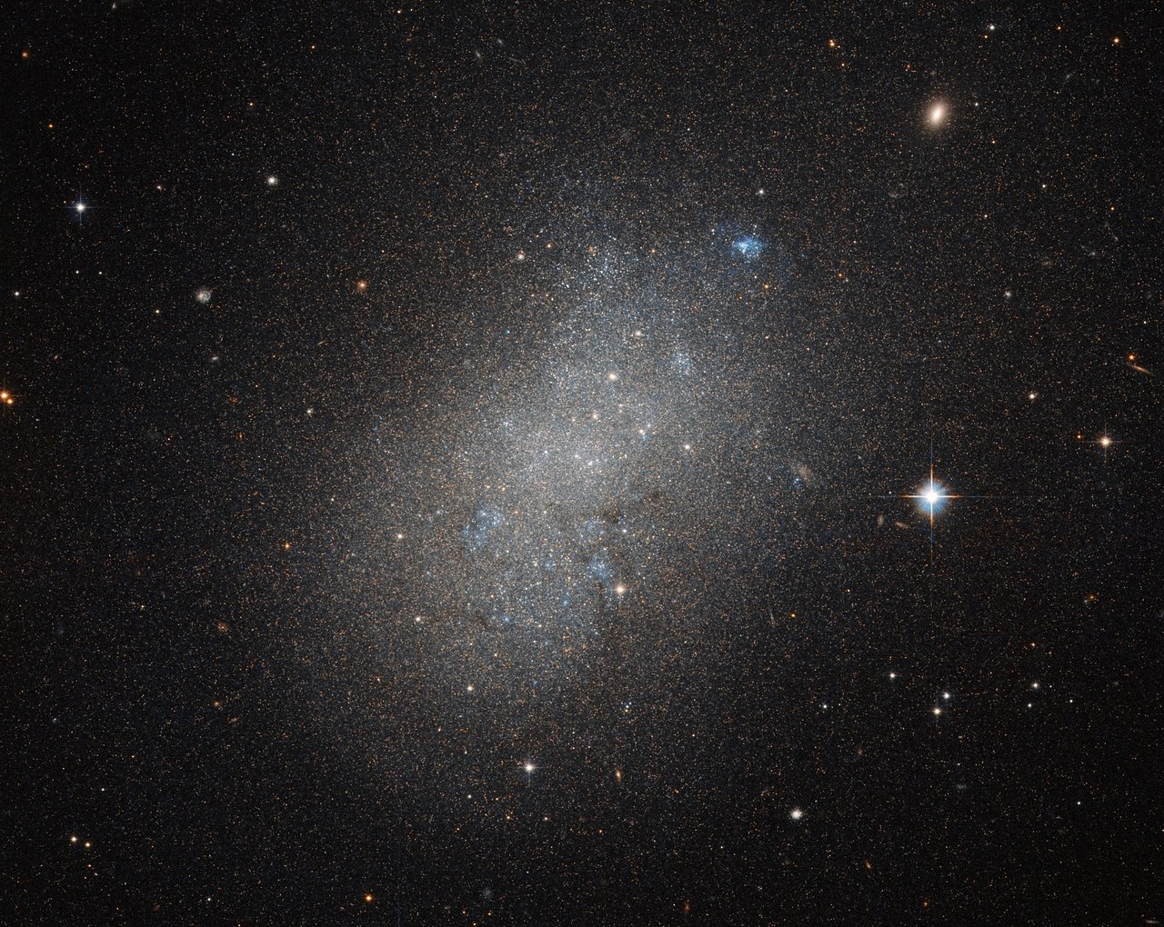 Astronomowie uchwycili galaktykę karłowatą w gwiazdozbiorze Hydry ...