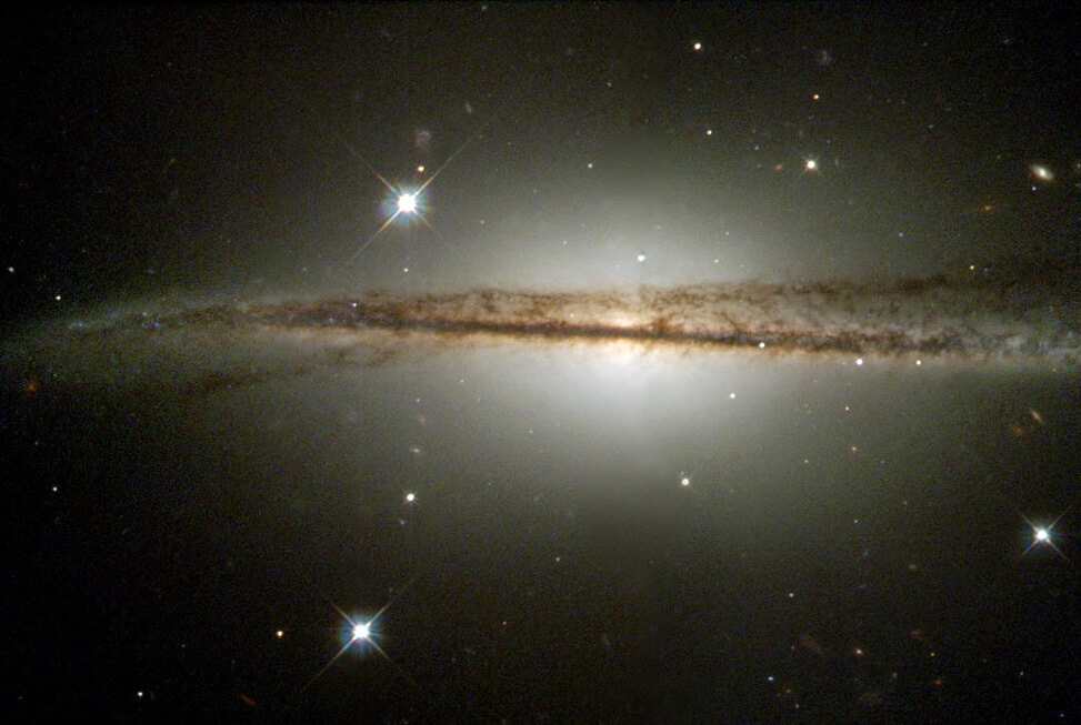Astronomowie uchwycili zdeformowaną galaktykę spiralną w gwiazdozbiorze ...