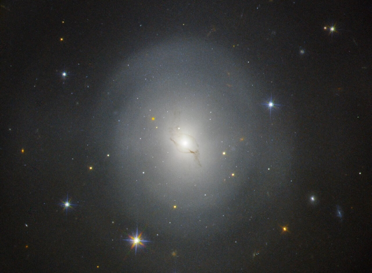 Teleskop Hubble'a wykonał obserwacje galaktyki soczewkowatej w ...
